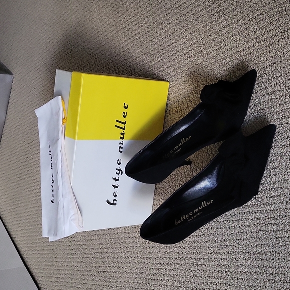 bettye muller | Shoes | Bettye Muller Mirabella Blk Suede Pumps | Poshmark